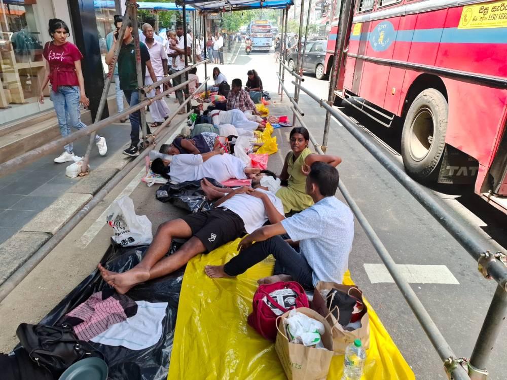 Queues started to worship Sacred Tooth Relic - Caption Story | Daily Mirror