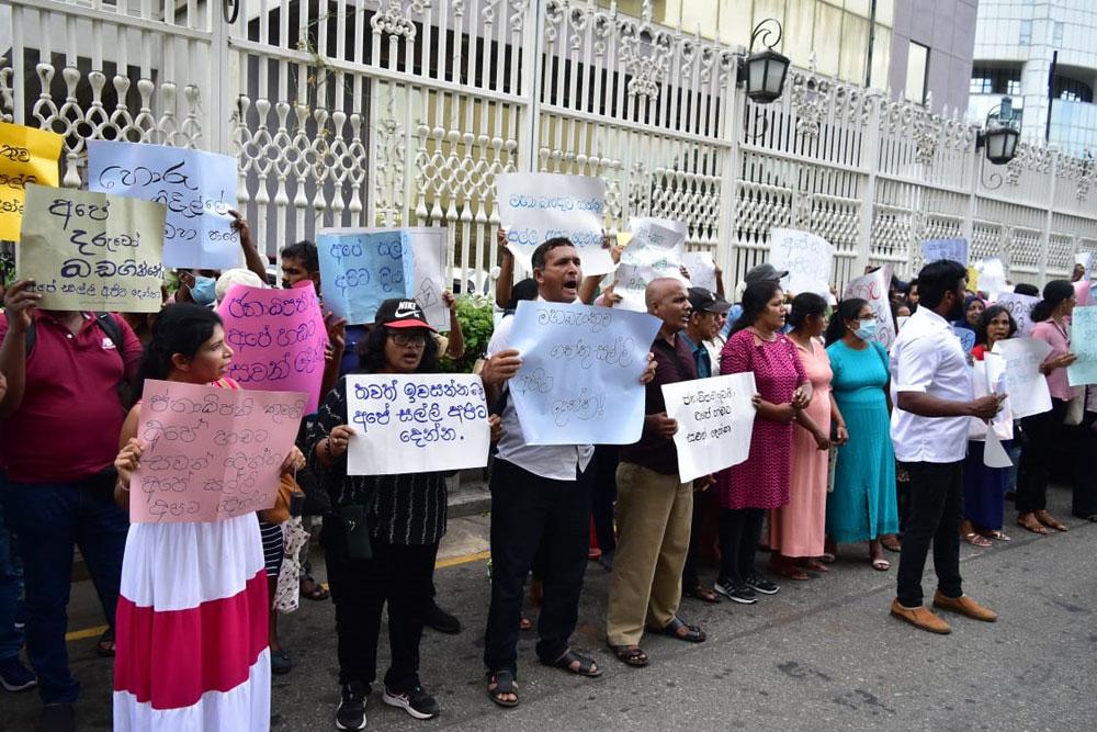 OnmaxDT depositors demand justice - Caption Story | Daily Mirror