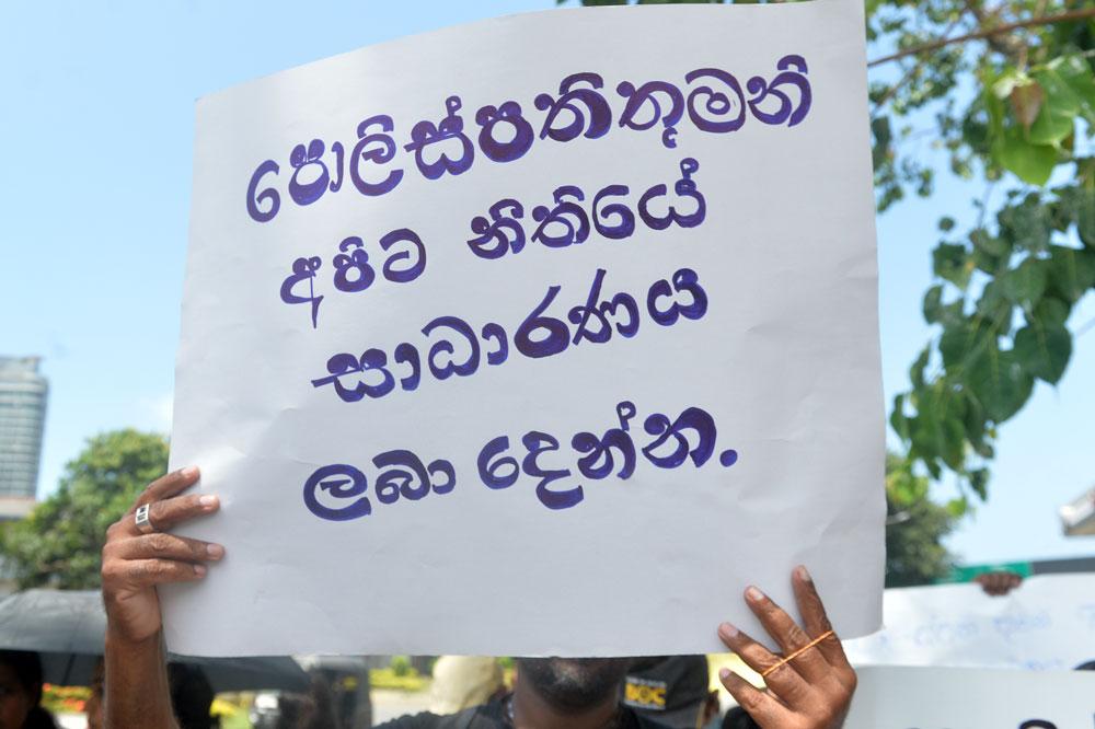 OnMax DT investors protest - Caption Story | Daily Mirror