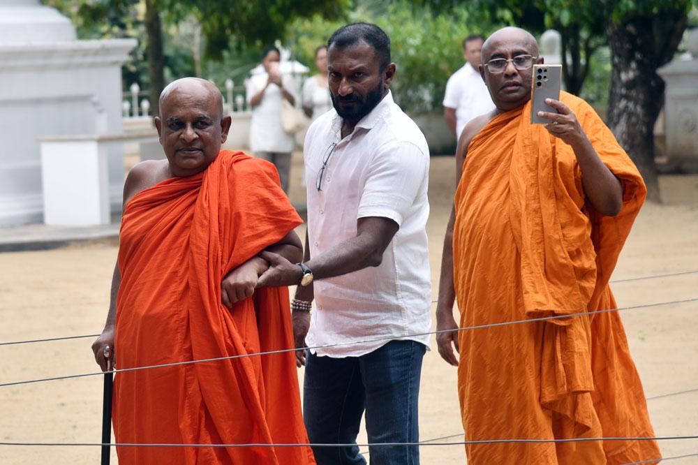 Dansala at Alan Mathiniyaramaya temple - Caption Story | Daily Mirror