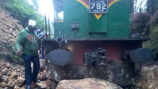 Colombo-Badulla train stuck due to rock fall - Breaking News | Daily Mirror