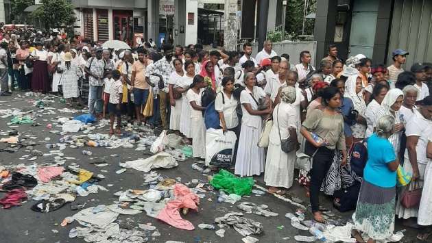 Kandy brimmed with crowd, filled with litter - Breaking News | Daily Mirror