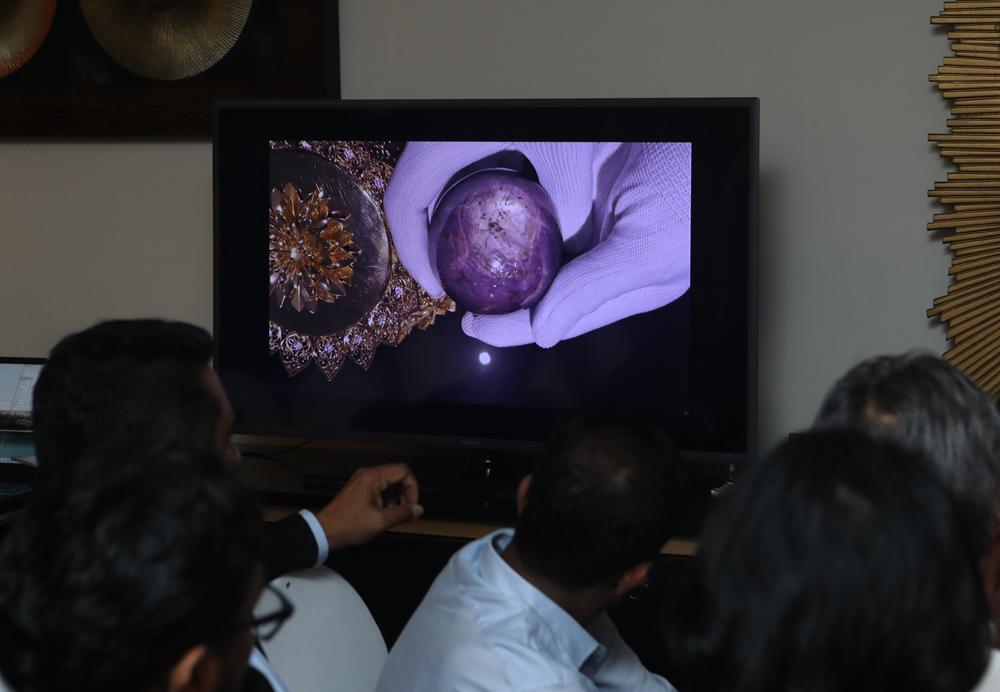 Largest purple star sapphire unveiled - Caption Story | Daily Mirror