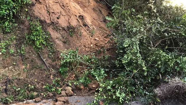 Earth slips block Beragala–Wellawaya road - Breaking News | Daily Mirror