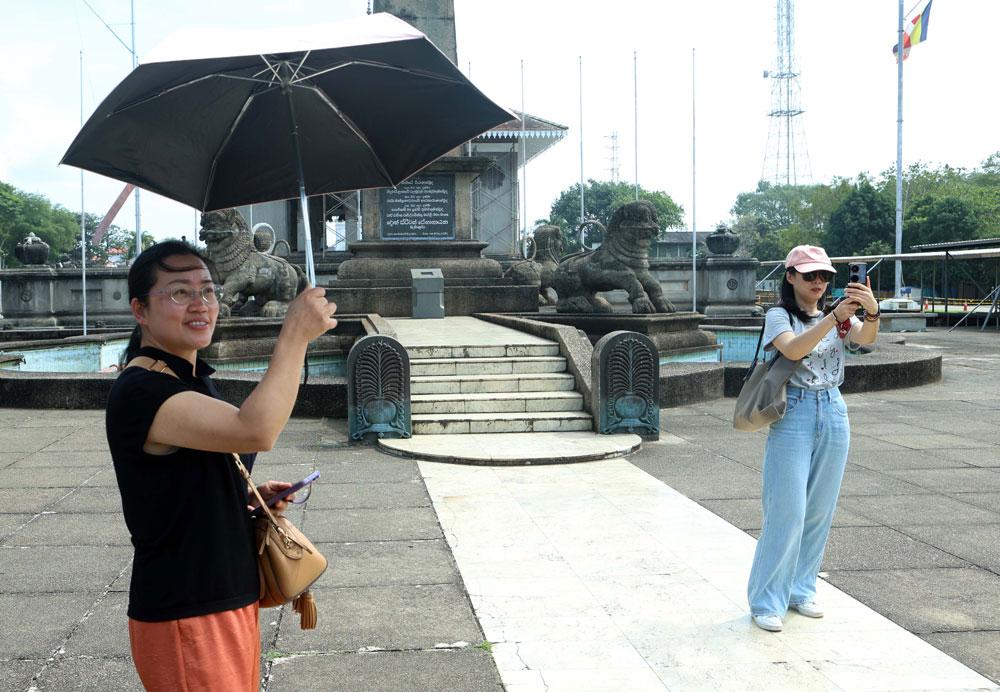 Tourists explore Colombo's popular spots - Caption Story | Daily Mirror