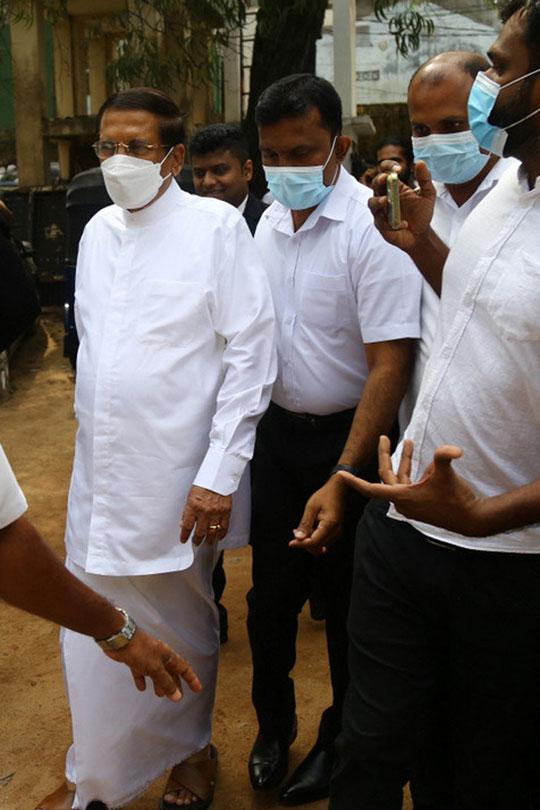 Maithri arrives at Colombo Fort Magistrate - Breaking News | Daily Mirror