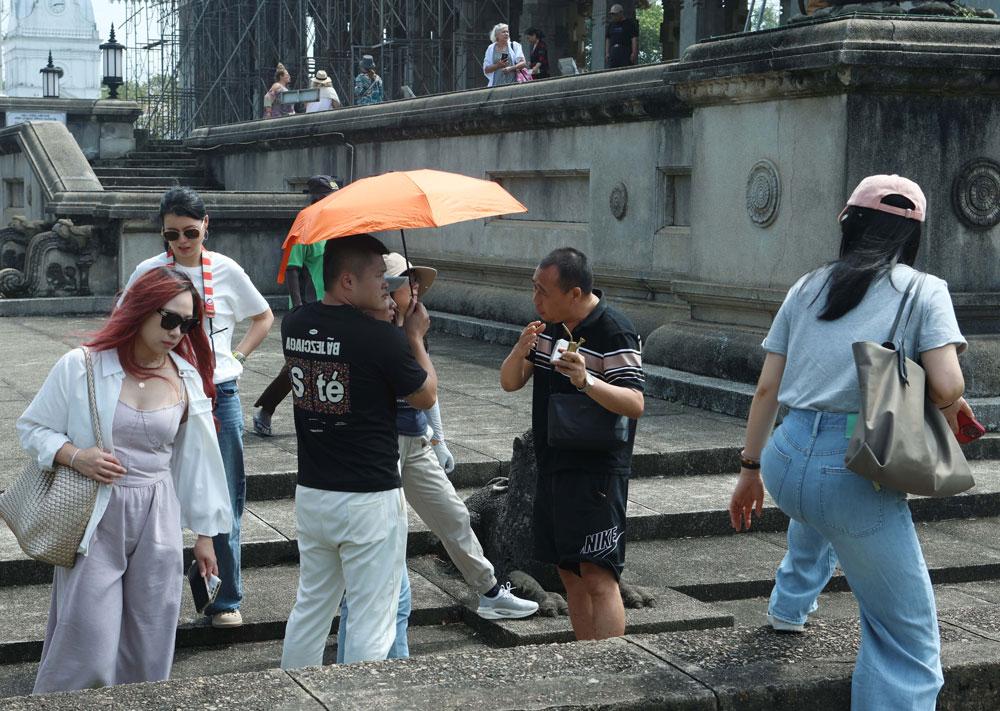 Tourists explore Colombo's popular spots - Caption Story | Daily Mirror