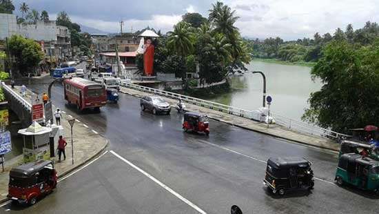 Heavy vehicles advised to avoid using Katugastota- Kurunegala road ...