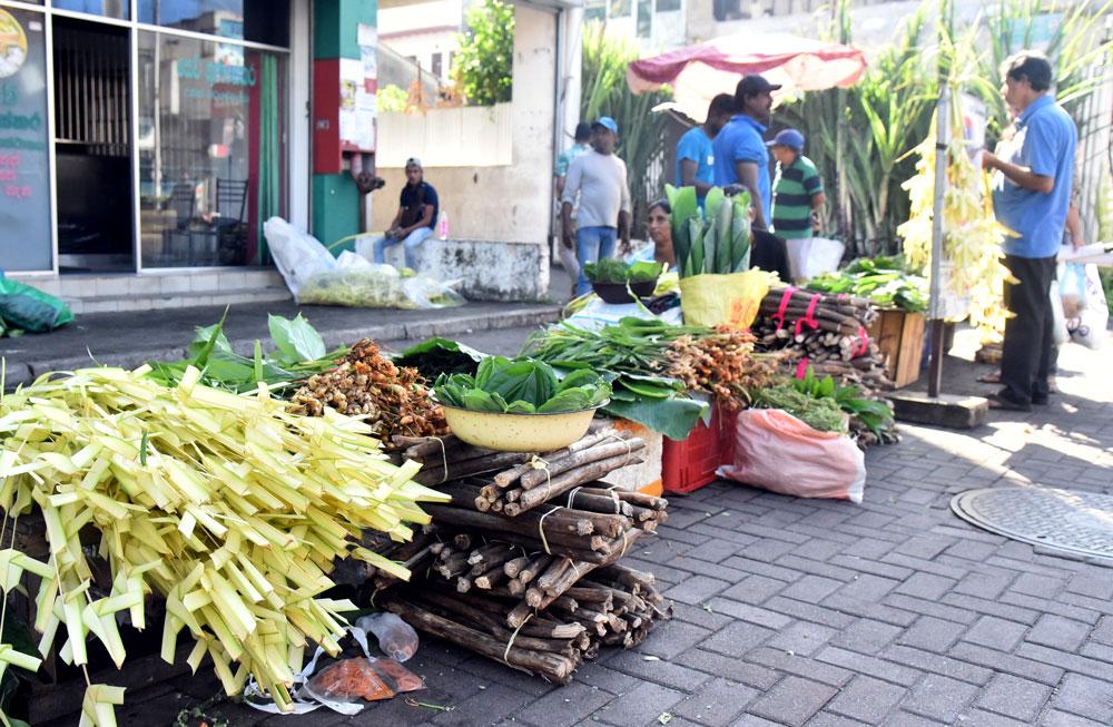 Festive shopping surge ahead of Diwali... - Caption Story | Daily Mirror