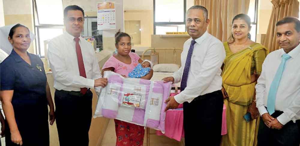 People’s Bank celebrates Independence Day offering gifts to newborns ...