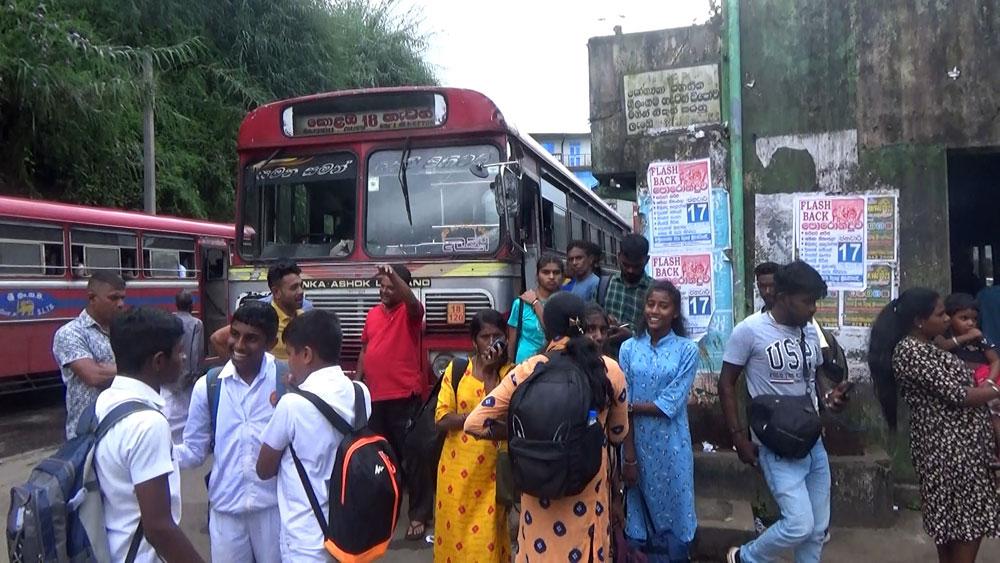 Long queues in Hatton for Colombo-bound buses - Breaking News | Daily ...