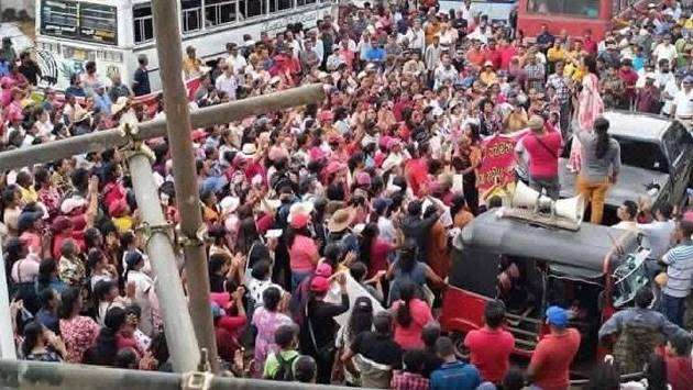 Opposition and Govt. supporters stage separate protests in Matugama ...