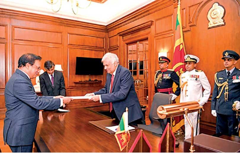 Buwaneka Aluwihare takes oath as Acting Chief Justice - Front Page ...