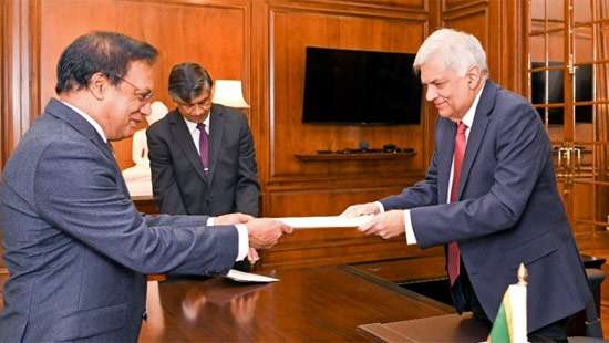 Buwaneka Aluwihare takes oath as Acting CJ - Breaking News | Daily Mirror