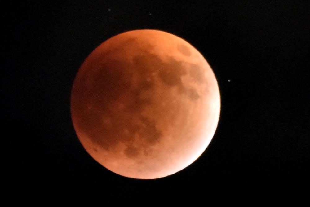 Sri Lanka witnesses ‘Blood Moon’ - Caption Story | Daily Mirror