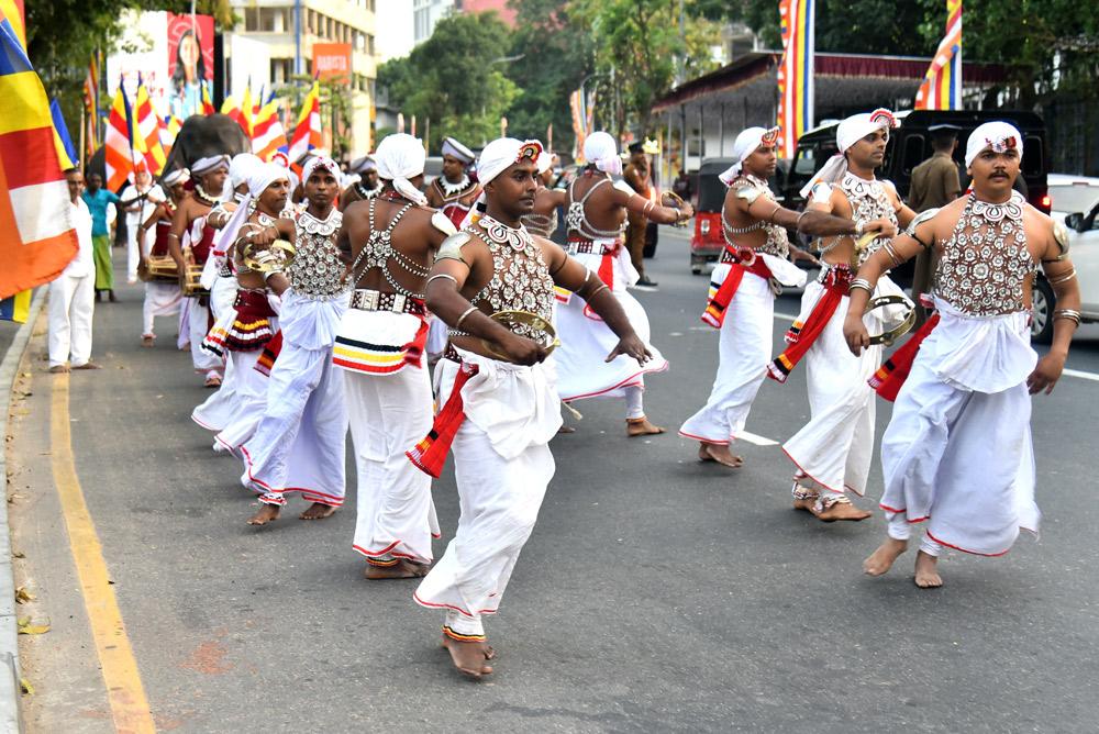 Before Gangaramaya Navam Perahera… - Caption Story | Daily Mirror