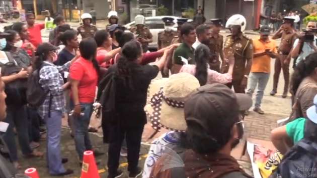 Tense situation in front of JVP head office - Breaking News | Daily Mirror