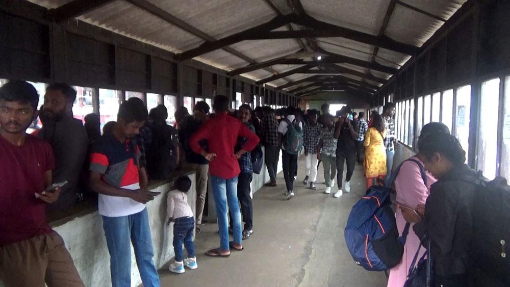 Long queues in Hatton for Colombo-bound buses - Breaking News | Daily ...