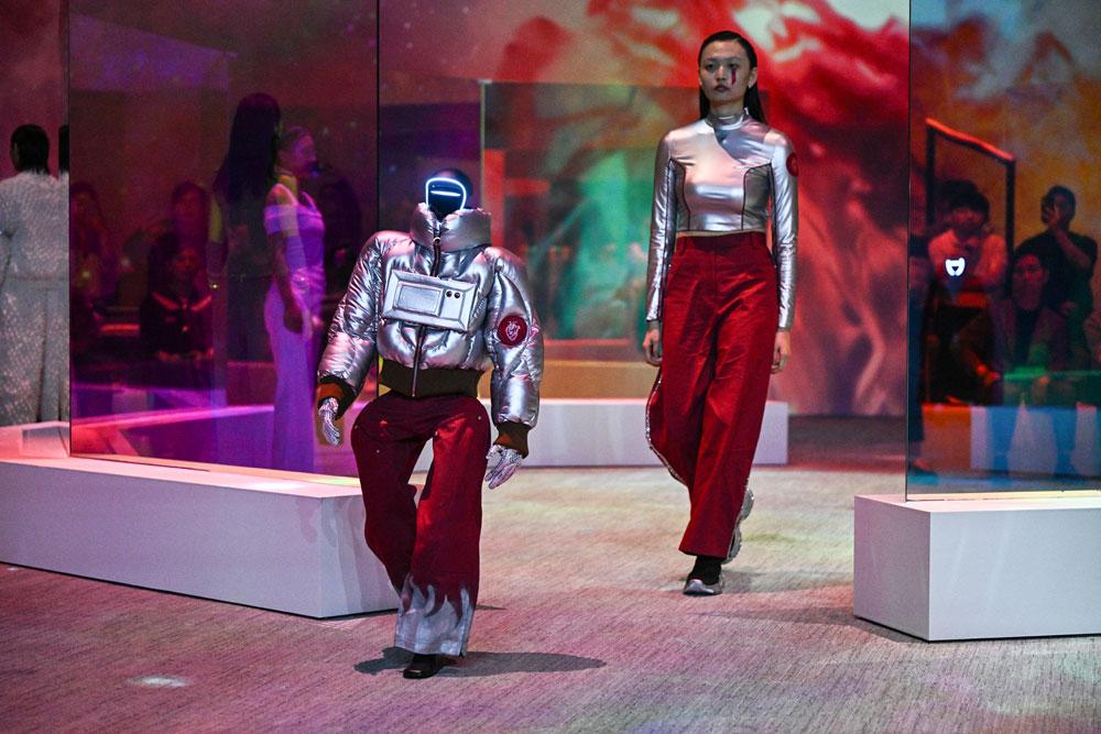 Humanoid robots perform at Seoul - Caption Story | Daily Mirror