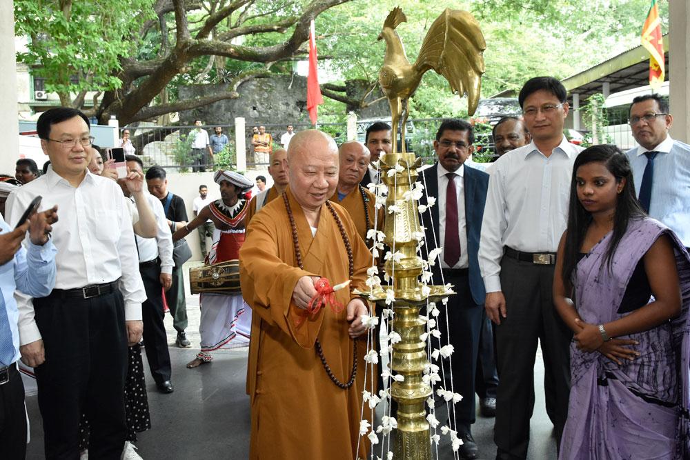 Ceremonial handing over... - Caption Story | Daily Mirror