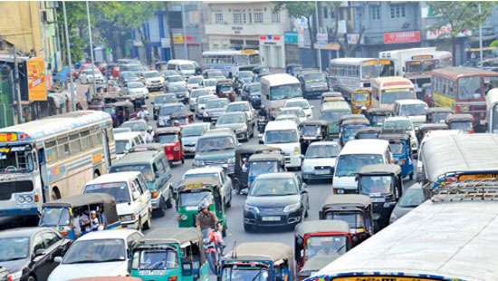 Heavy traffic in Town Hall - Breaking News | Daily Mirror