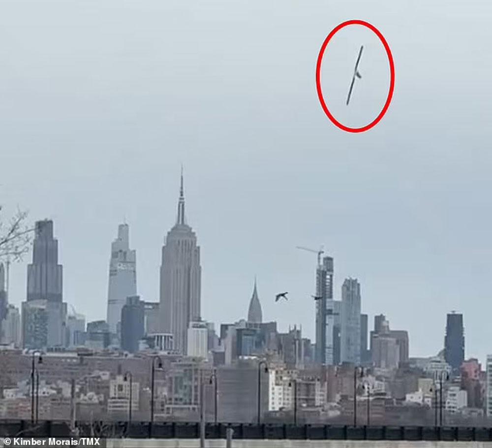 NYC helicopter tragedy - Caption Story | Daily Mirror