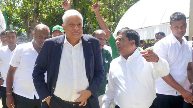 Ranil meets UNP LG poll candidates in Galle - Caption Story | Daily Mirror