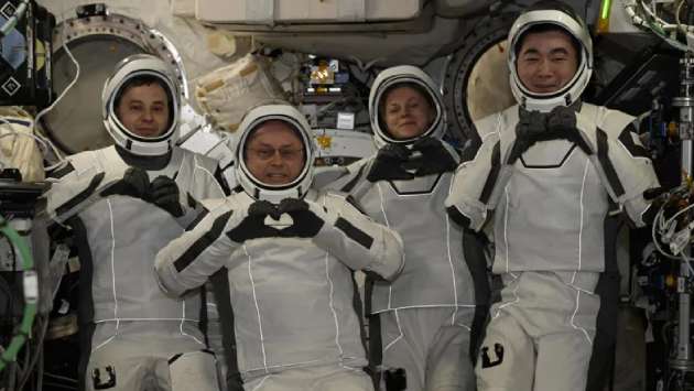 Astronauts splash down to Earth after medical evacuation from space ...