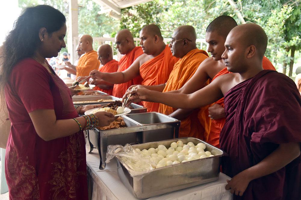 Dansala at Alan Mathiniyaramaya temple - Caption Story | Daily Mirror