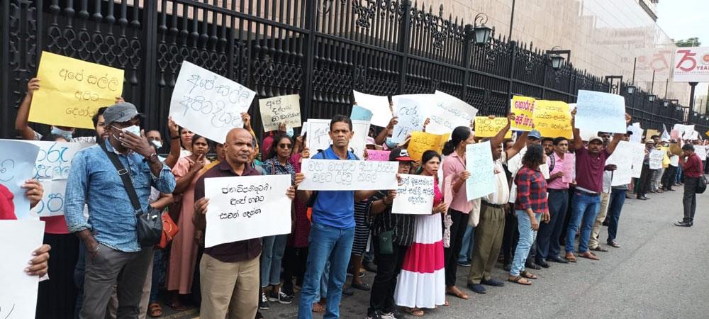 OnmaxDT depositors demand justice - Caption Story | Daily Mirror