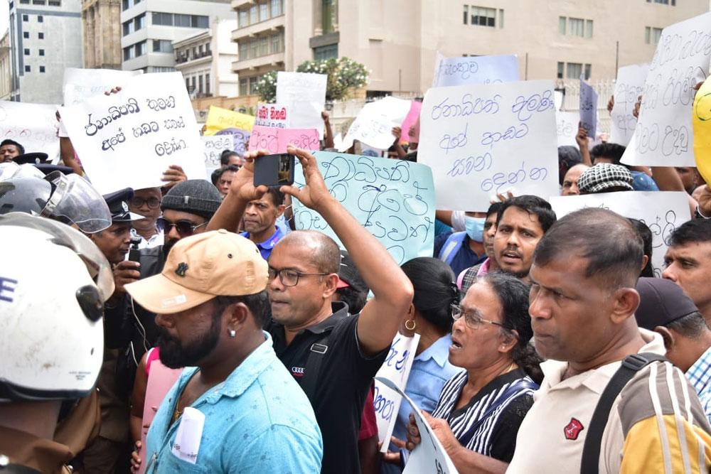 OnmaxDT depositors demand justice - Caption Story | Daily Mirror