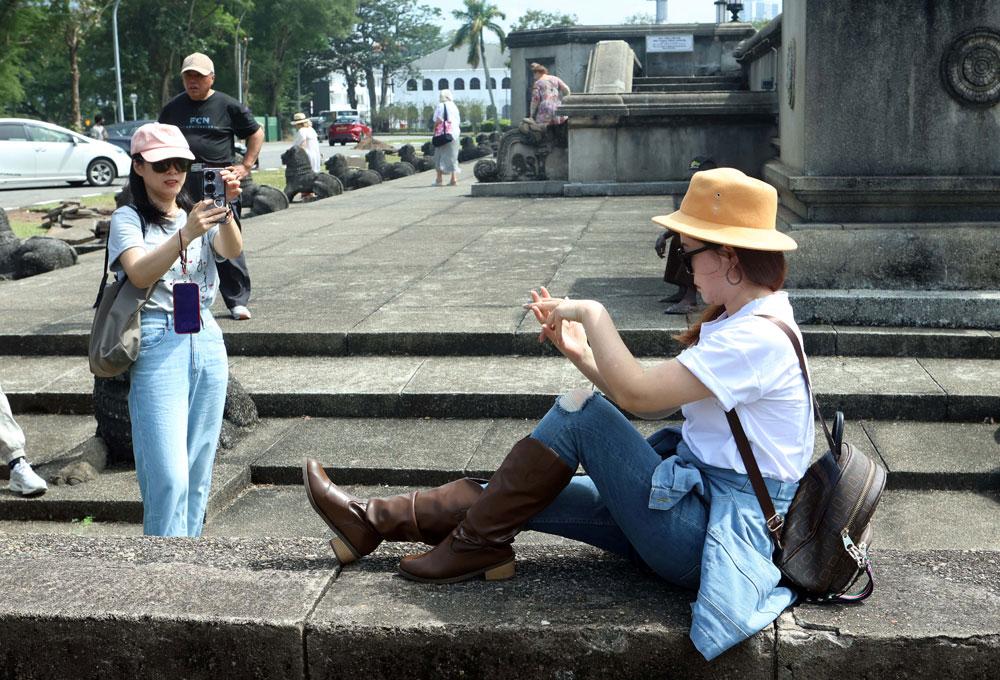 Tourists explore Colombo's popular spots - Caption Story | Daily Mirror