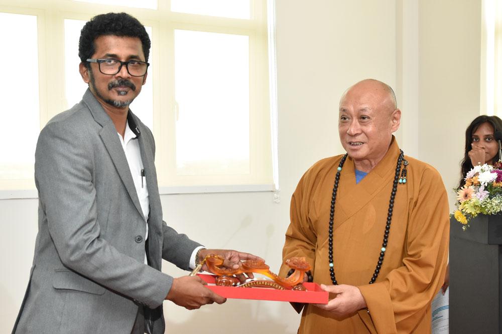 Ceremonial handing over... - Caption Story | Daily Mirror